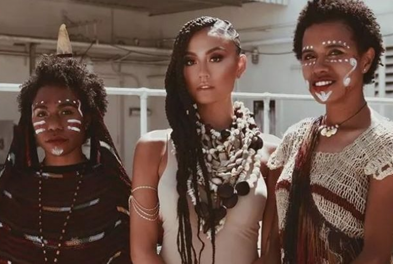 Agnez Mo Bawa Anyaman Rambut Papua 'Go International'