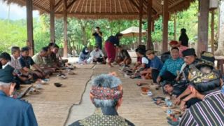 Rebo Bontong, Tradisi Mandi Bersama Suku Sasak - GenPI.co NTB