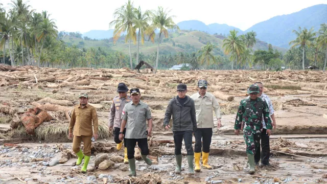Tinjau Banjir di Solok, Wamendagri Bima Arya Pastikan Pendataan Akurat ...