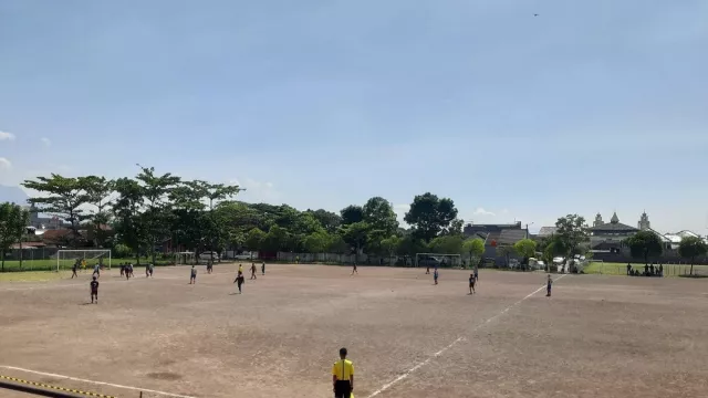 Kerap Lahirkan Pemain Top, SSB UNI Bandung Akhrinya Direnovasi - GenPI ...