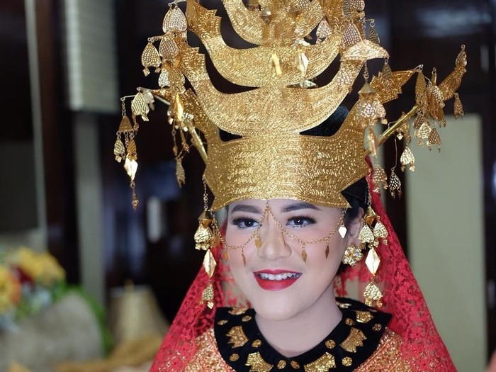 3 Filosofi Mendalam Mahkota Wanita dalam Pernikahan Adat - GenPI.co