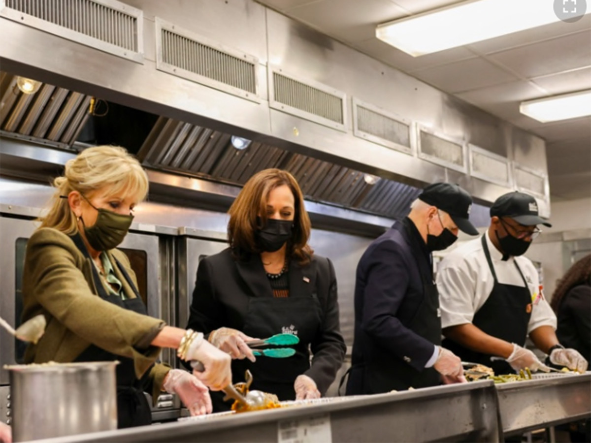 Turun ke Dapur Lokal, Joe Biden Ikutan Masak untuk Thanksgiving - GenPI.co