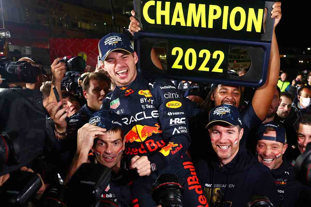 Balapan Gila! Max Verstappen Juara Dunia F1 - GenPI.co