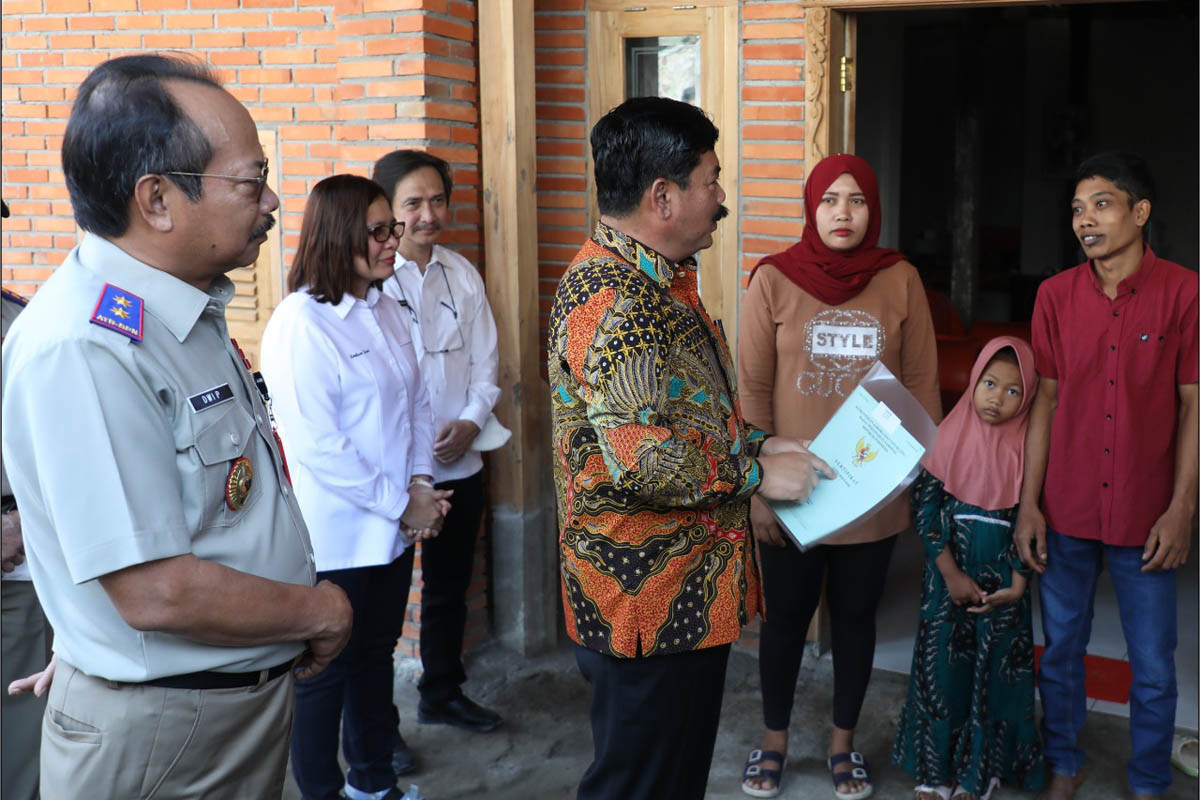 Hal 2 : Menteri Hadi Tjahjanto Serahkan Sertifikat Konsolidasi Tanah di Desa Penawangan - GenPI.co