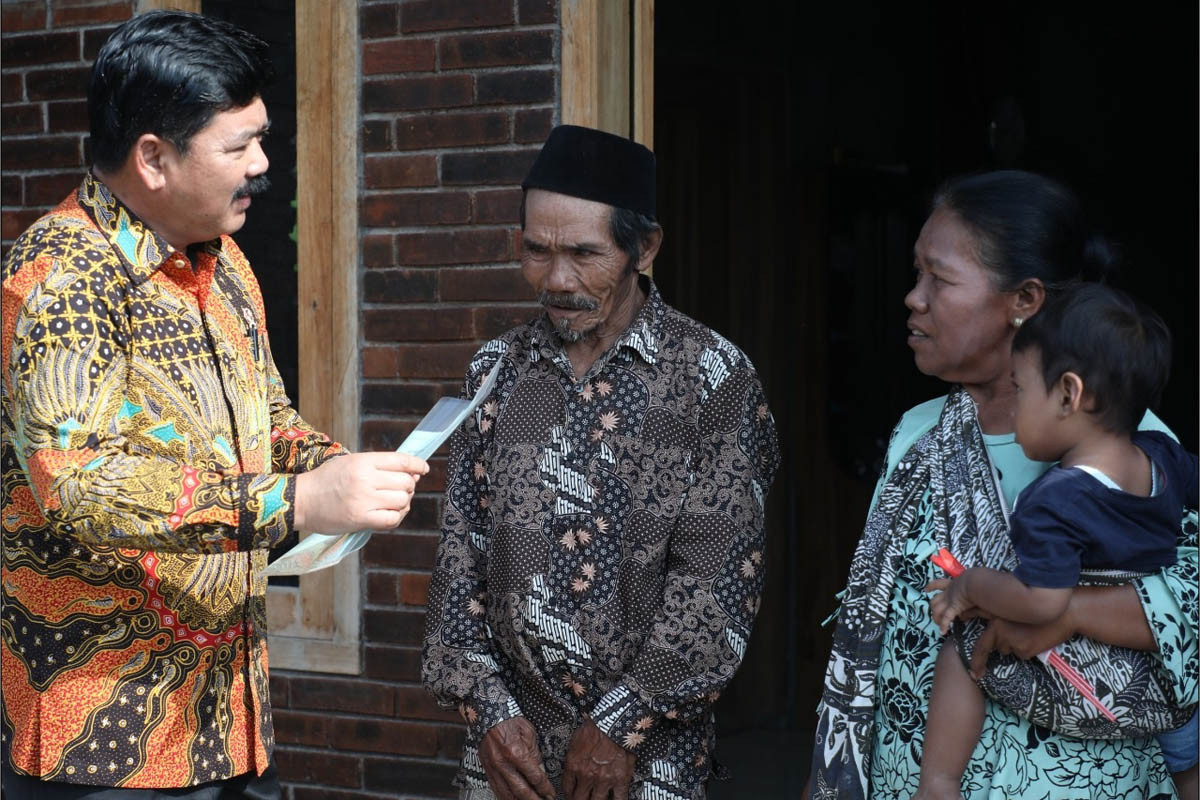 Hal 2 : Menteri Hadi Tjahjanto Serahkan Sertifikat Konsolidasi Tanah di Desa Penawangan - GenPI.co