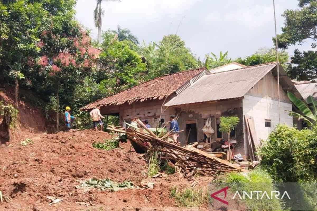 4 Rumah Rusak Akibat Tanah Longsor di Cianjur, 6 Keluarga Mengungsi - GenPI.co
