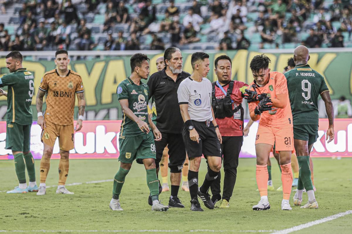Bikin Cemas! Kiper Timnas Ernando Ari Cedera Bahu saat Bela Persebaya Lawan Bhayangkara FC ...
