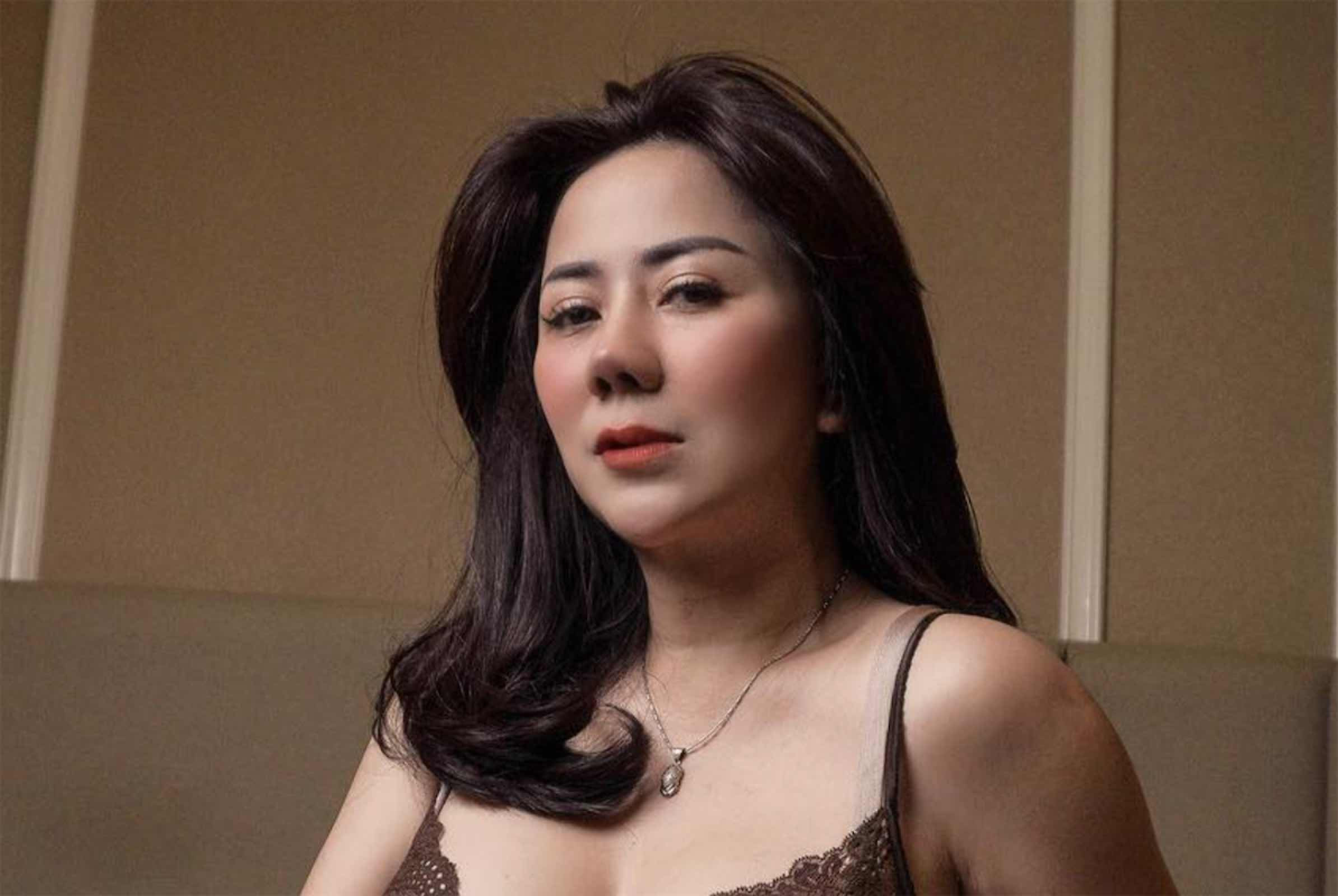 Tante Ernie Pakai Lingerie di Ranjang, Penggemar Salfok Bagia... - GenPI.co SULTRA